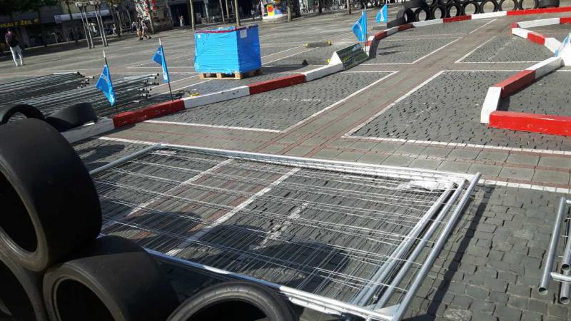 Bauzaun mieten in Frankfurt am Main z.B. für eine Werbeaktion | Gitter ...