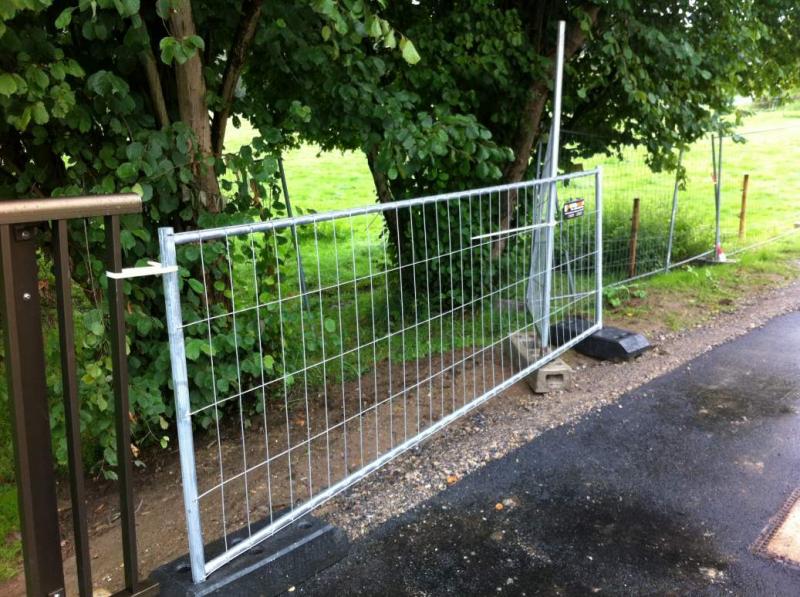 Halbhohen Bauzaun mieten in Solingen z.B. für eine Baustelle | Gitter ...